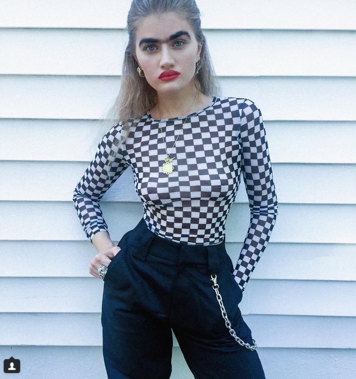 Una modelo captura miradas con su uniceja | Magacín